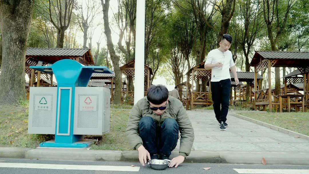 高富帅装乞丐街边行乞,穷人被骗100块