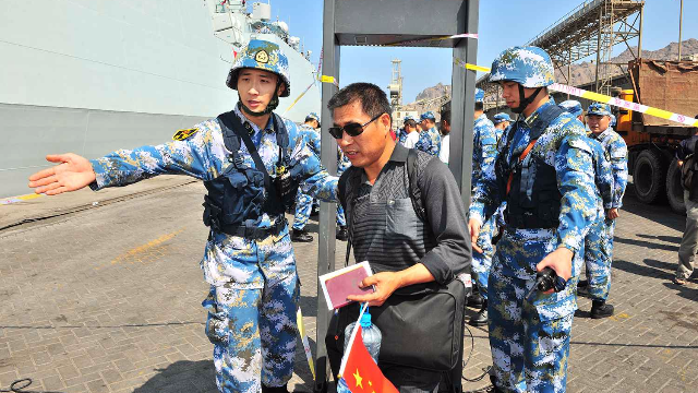 也门撤侨,一名日本人搭乘我国军舰撤离,一举动令人印象深刻