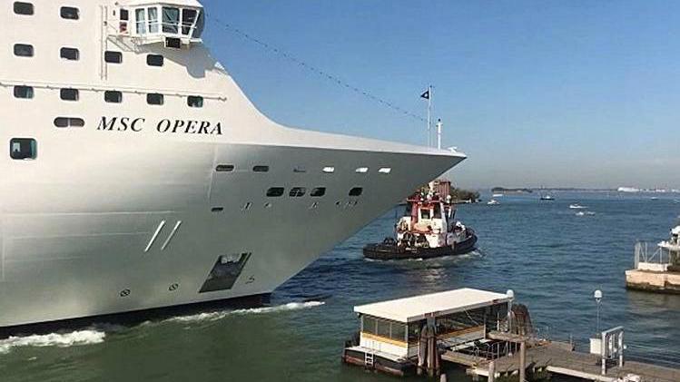 MSC邮轮失控与码头的旅游船相撞,几秒内就把它摧毁!