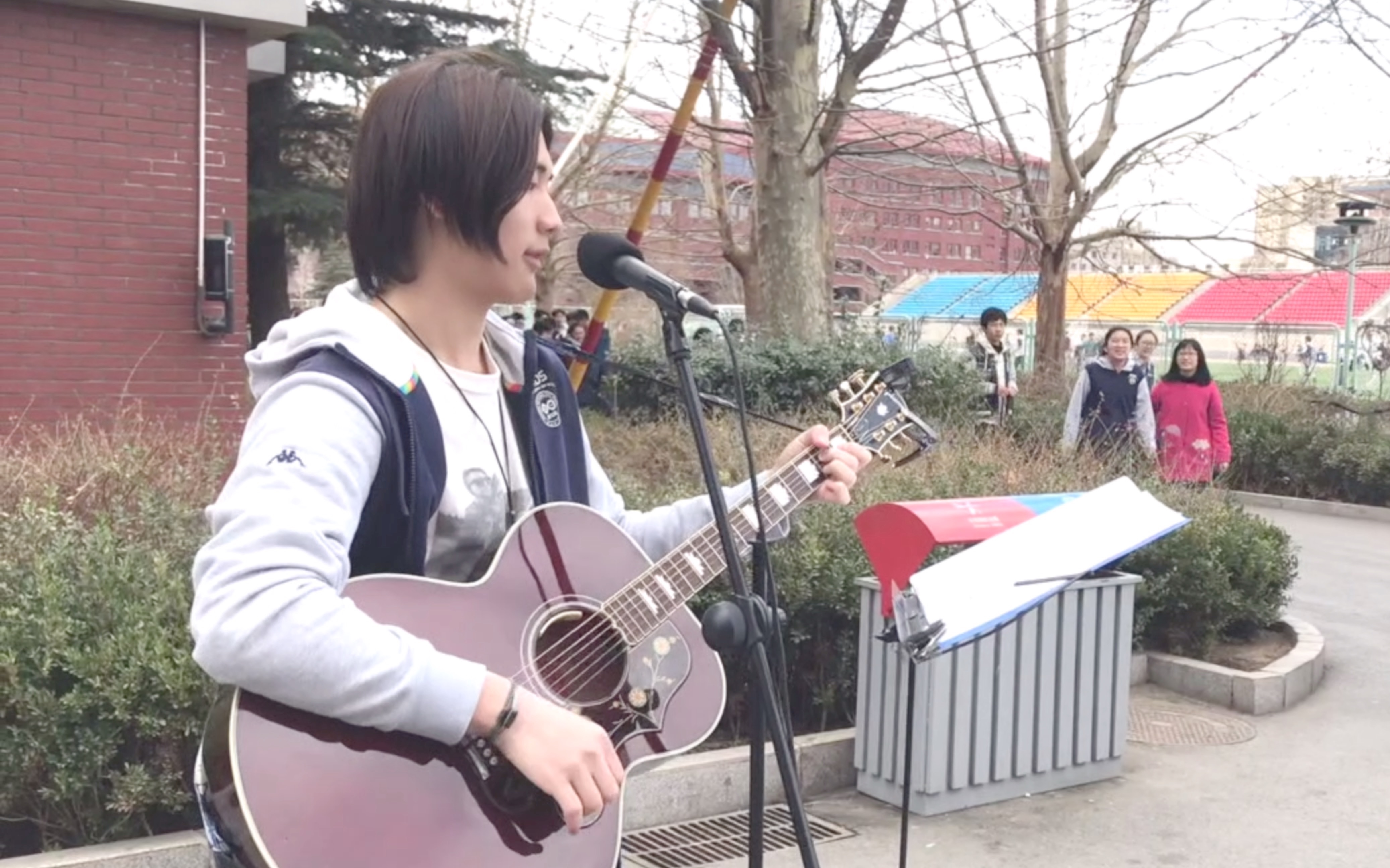 【Vlog】 有个学生跑到食堂门口唱歌?