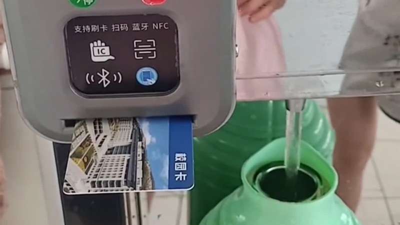 自从在学校里办了这个水卡之后,每次放水的时候,我都感觉是我的钱在...