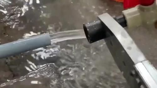 带水换水管阀门,农村师傅神操作,很轻松就把阀门换上了!