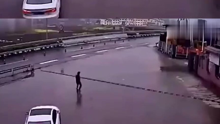 汽车在路口处,惨遭失控大货车撞击,监控拍下悲剧过程