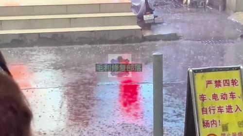 广州下冰雹,路人拍照留念,并直呼活久见