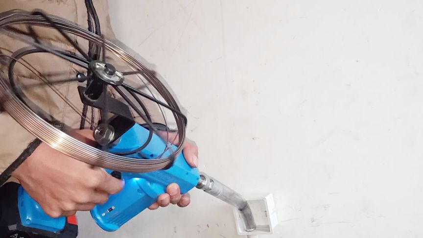 用穿线神器穿电线,省工又省力,老电工线管穿电线都在用穿线神器