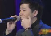 小伙模仿杨坤和张宇唱歌,模仿张宇时动作搞笑逗乐全场,唱的不错