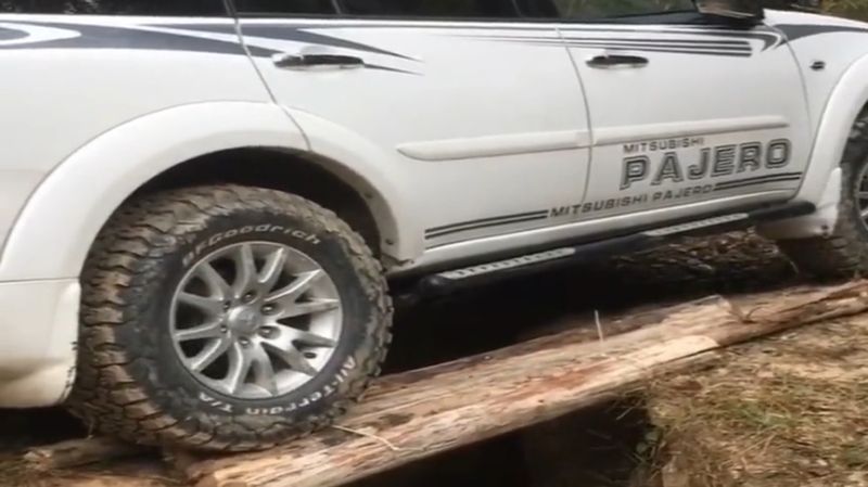 架起几根木棍就敢当桥,不愧是专业越野玩家,真牛!