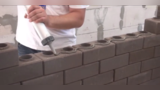 普通人也能盖房子了,垒砖像搭积木,减少 73%的水泥,车碾都不断