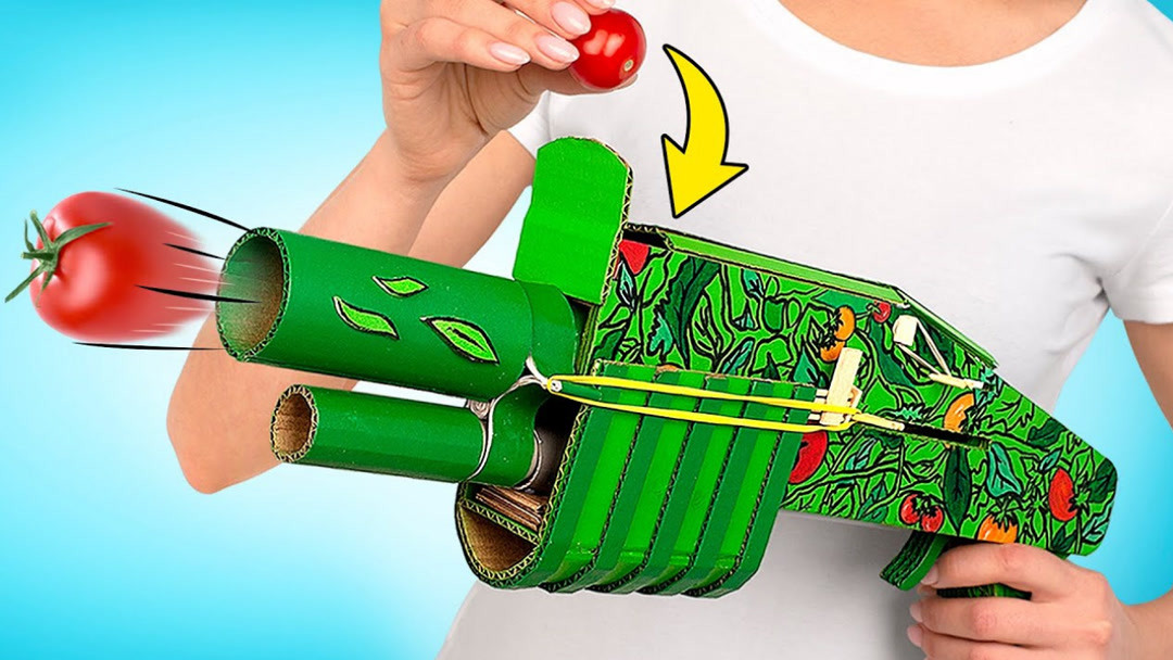 小哥创意DIY,用纸板自制“玩具枪”,成品有趣又好玩!