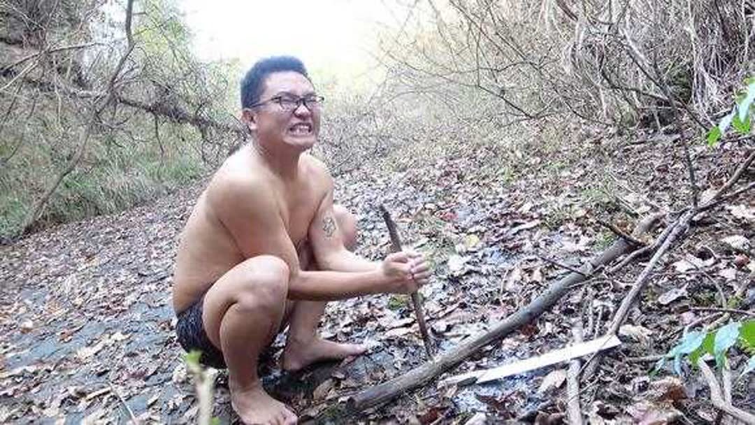 冬天去山上模仿别人体验荒野生存,小伙冻得瑟瑟发抖,超搞笑
