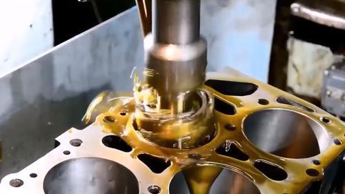 发动机修复过程实拍!凭修理工的技术,月薪过万不是梦