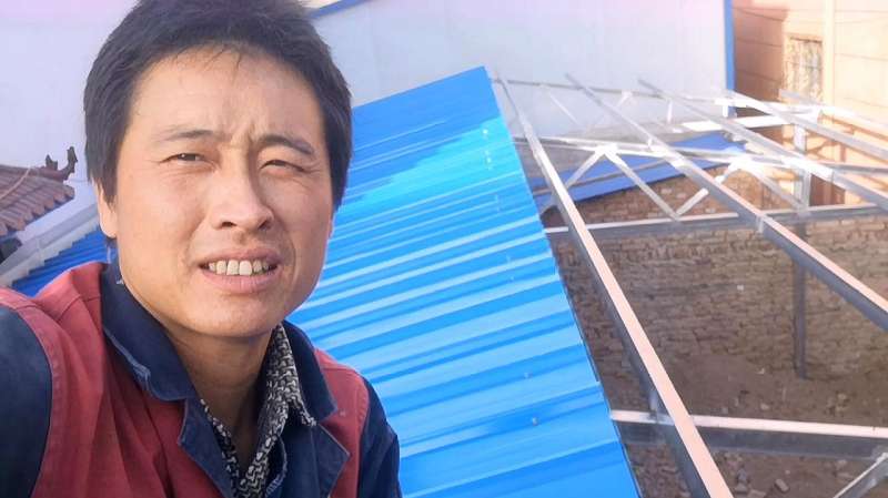 农民李磊自己一个人上彩钢瓦,一下午就上这么多,够买馒头吃了