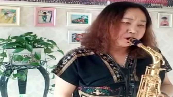 大姐萨克斯演奏《挡不住的思念》,悠扬的节奏,委婉动听,听醉了