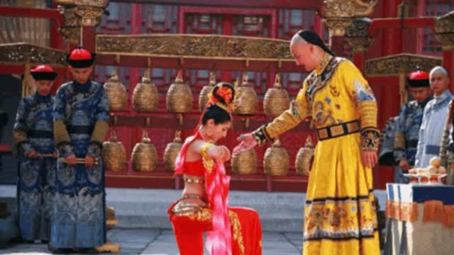 大叔自称乾隆后代,拿出祖传扳指为证,平常生活一律按照皇室标准