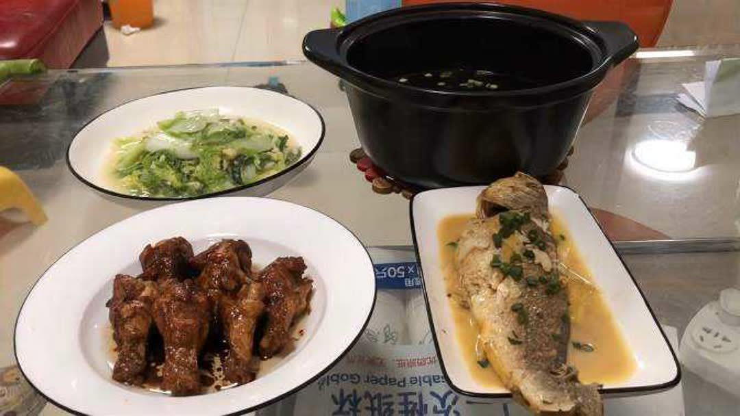 厨房忙碌半小时,没有大鱼大肉,但可口温馨,这就是家的感觉。