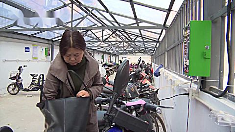 小区电瓶车自动充电桩故障频频 客服承诺退费