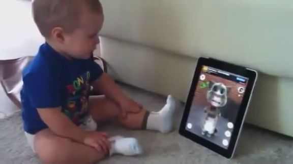 十一个月宝宝跟小猫咪吵架,这生气的可爱模样,把妈妈笑翻了!