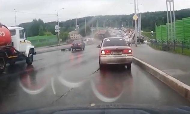 渣土车失控侧翻,司机含泪横扫整条马路,现场一片狼藉