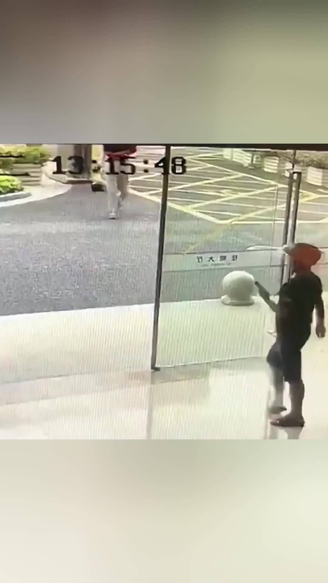 男子出门撞上玻璃门,下一秒玻璃直接破碎。