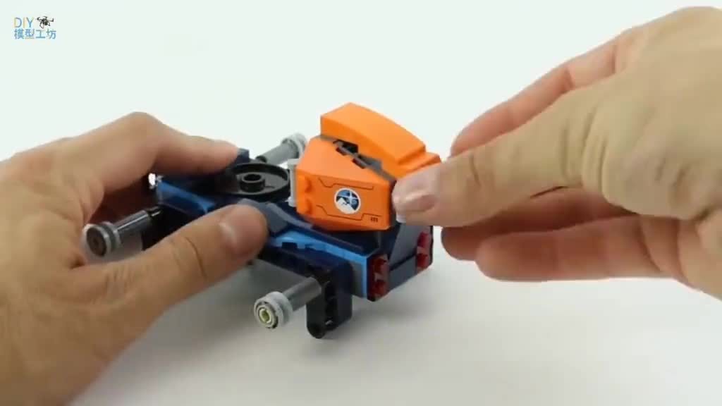 积木模型 用707块积木拼装直升机模型