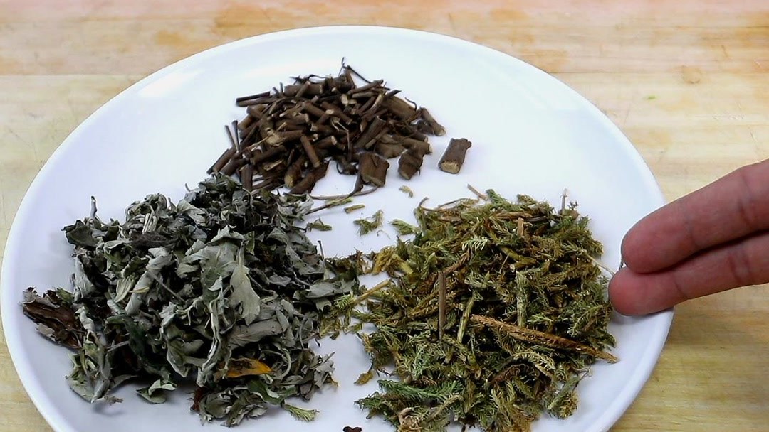 腰腿受寒、疼痛难忍,3味中药煮水泡脚,驱寒除湿、通筋活络!