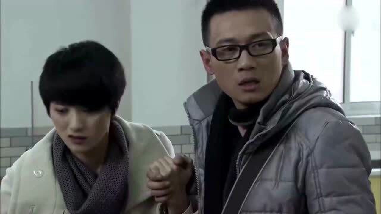 女子跟男友粘模型,结果两人的手被胶水粘住了,真是奇葩