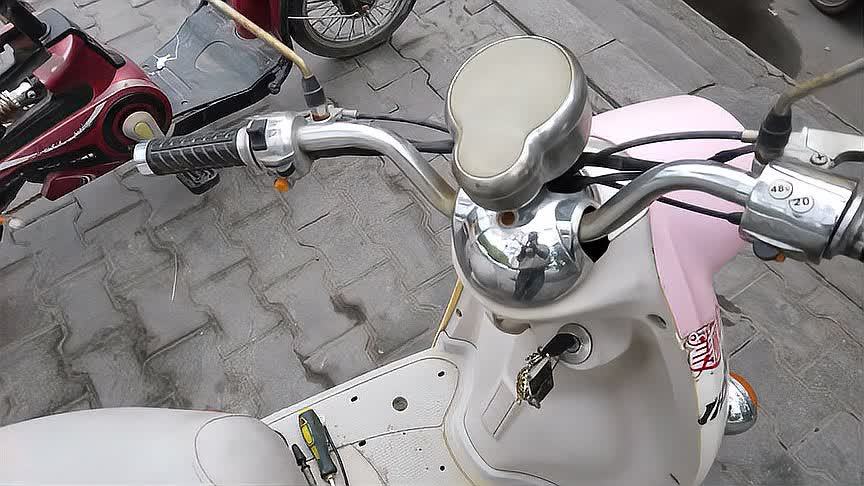 电动车走在路上,突然断电,车主最不愿意看到的结果还是发生了