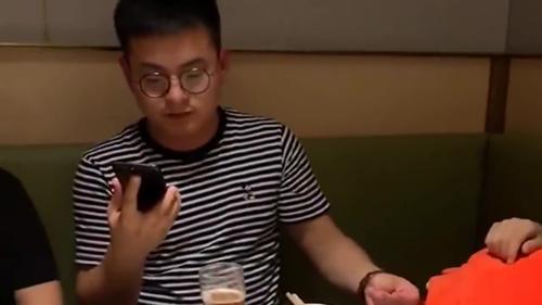 论海底捞的服务态度,看见小伙睡着后,用小推车把他推到房间去