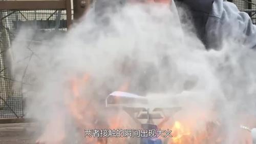 面粉也能引起爆炸?把面粉吹向蜡烛,有趣的现象发生了