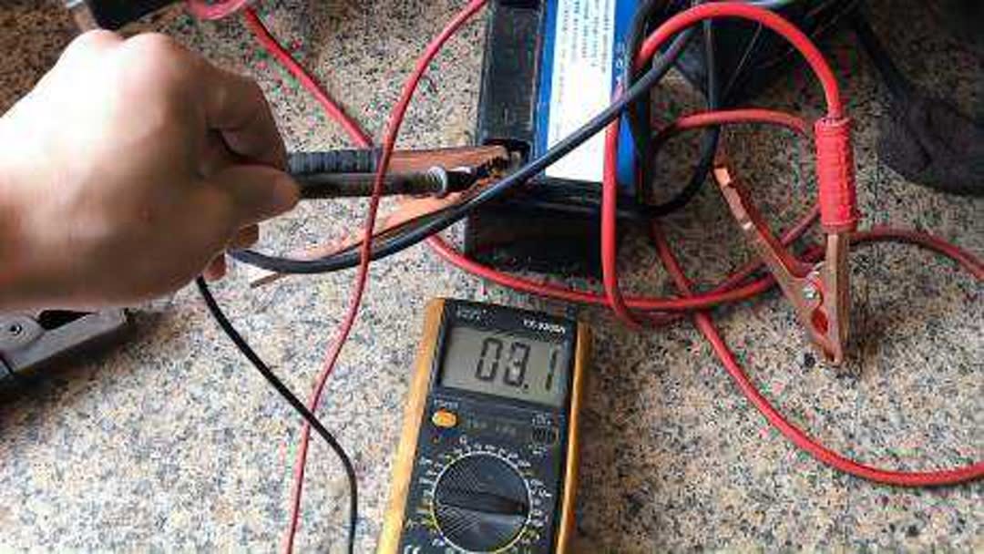 网传蓄电池加水可激活饿死的电池,测试一下看结果如何!