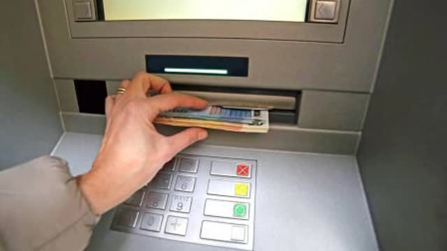 为什么银行员工总是让客户在ATM上取款?看完才知银行套路这么深