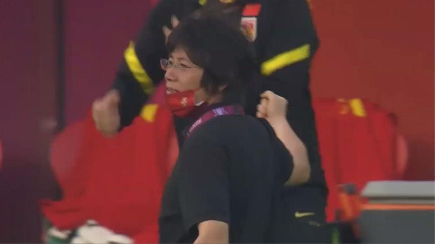 4分钟连追两球!中国女足2-2追平韩国,张琳艳逆天头球破门太精彩