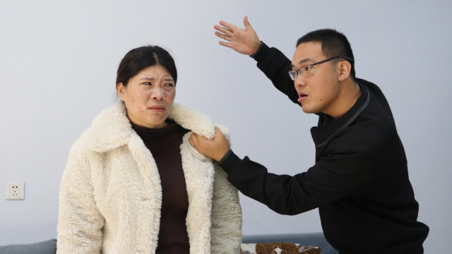 小夫妻吵架,丈夫替妻子收拾东西让她滚,回到娘家惊喜来了