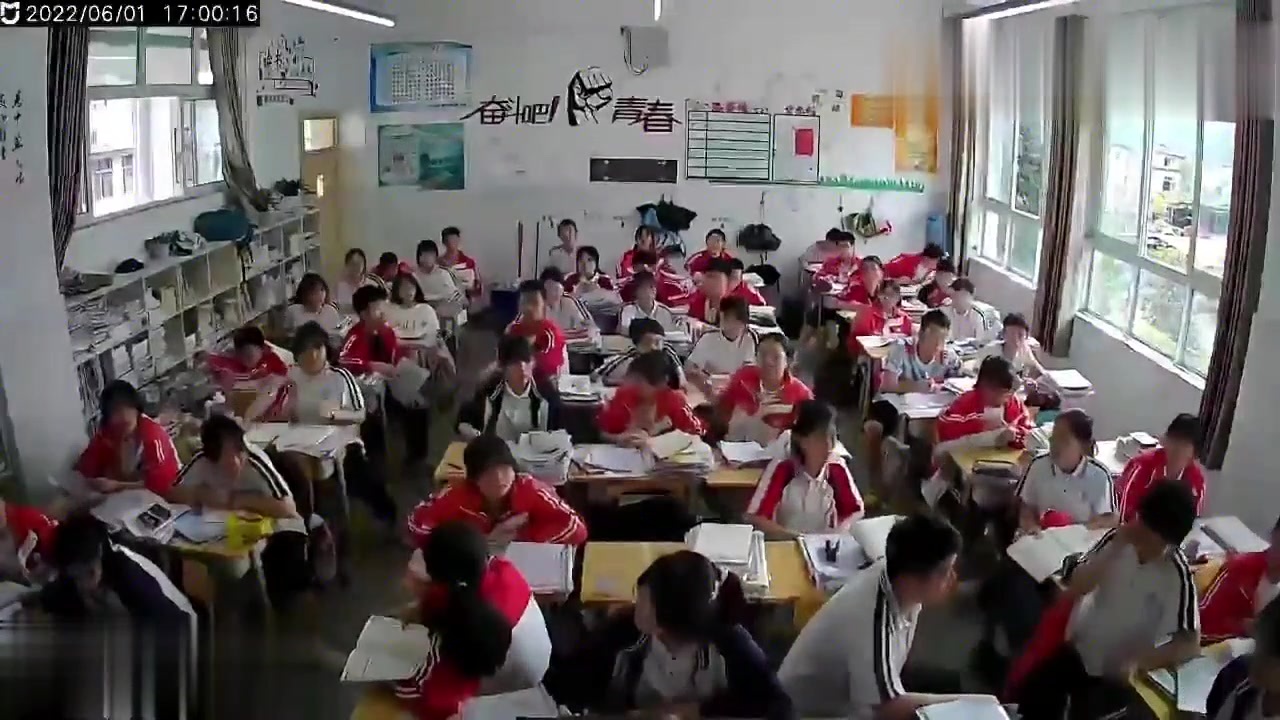 地震预警后雅安芦山中学组织学生安全撤离