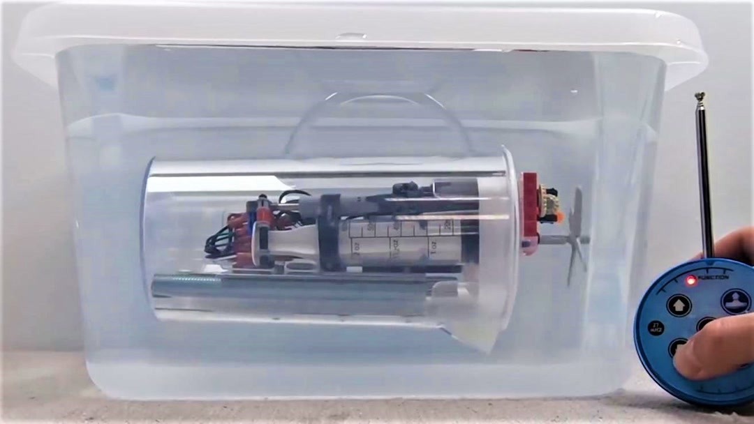 牛人自制全自动遥控潜艇模型!水底升降进退来去自如,太赞了!