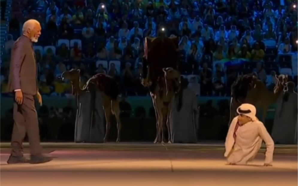 卡塔尔世界杯开幕式上,摩根·弗里曼饰演的旅行者和一名卡塔尔残障...
