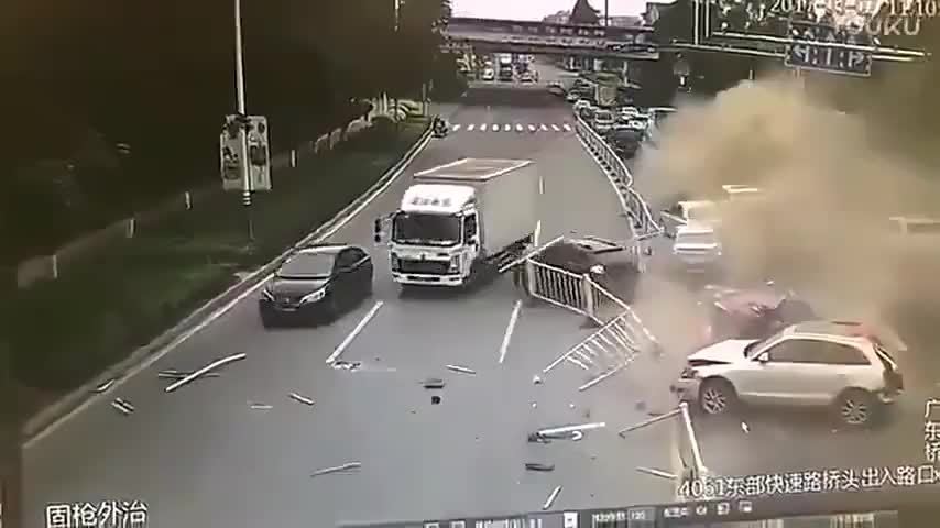 惨烈车祸监控实拍,还原严重事故现场,真的是真呆了