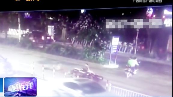 俩电动车路口出事故 一家四口被撞倒 只因违反交通规则