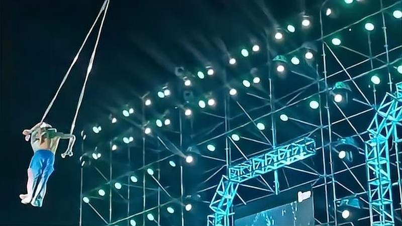 高空杂技演员表演时从十米高空摔下来,女人当时得有多绝望
