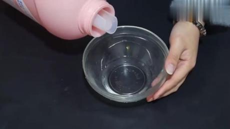 羽绒服袖子脏得发亮怎么洗?教你擦一擦,比干洗店洗得还干净