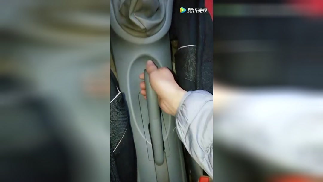 手动挡汽车等红绿灯时应该如何起步?