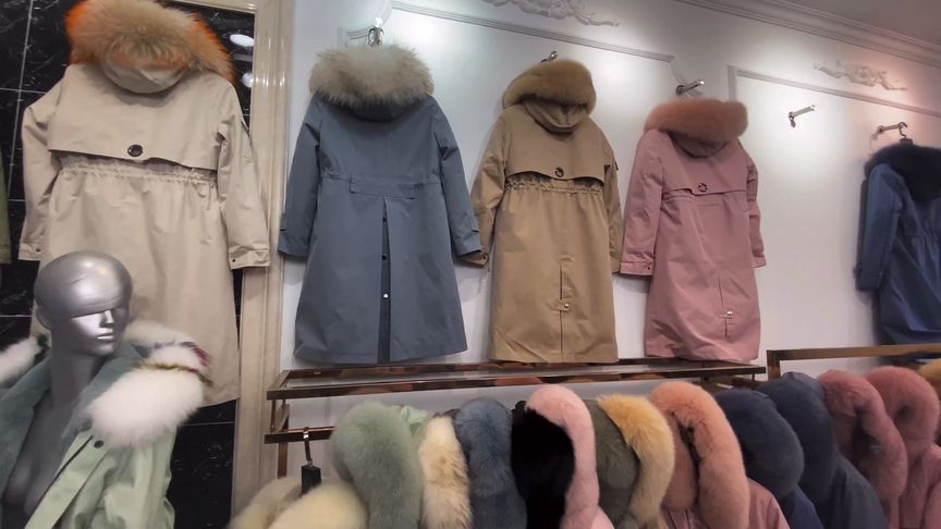 小羊自己家里也做皮草派克服,却还要上别家去上货