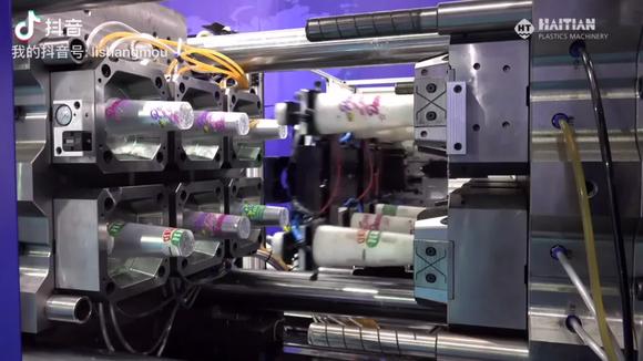 #海天注塑机 #模内贴标 #自动化 #高速注塑 网红奶茶杯