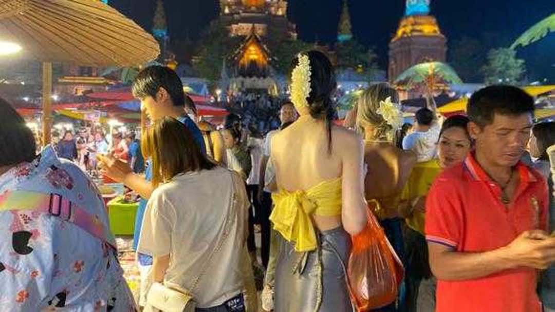 把拨片绑在手上的残疾人吉他手,在西双版纳星光夜市卖唱的老王