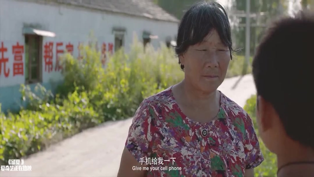 孙子离家前仔细给奶奶讲解手机的用法看得人心酸啊