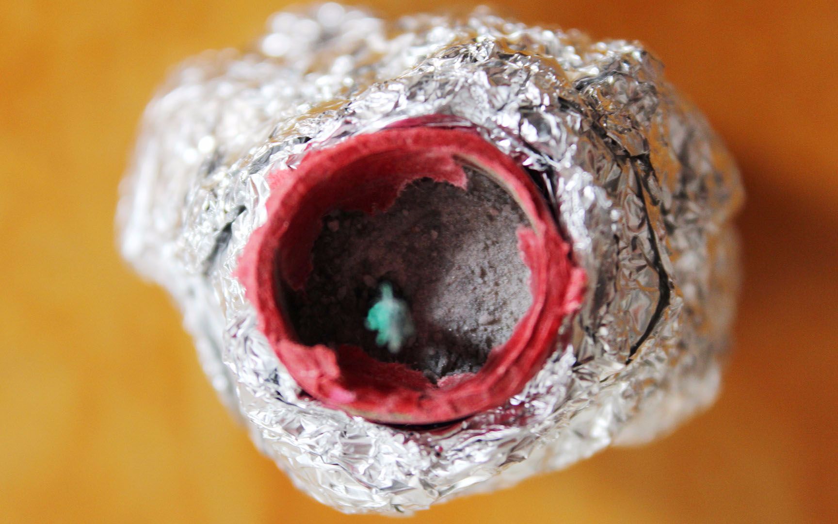 听说炮竹包上锡纸,爆炸后会有漫天飘雪的美景,是这样吗