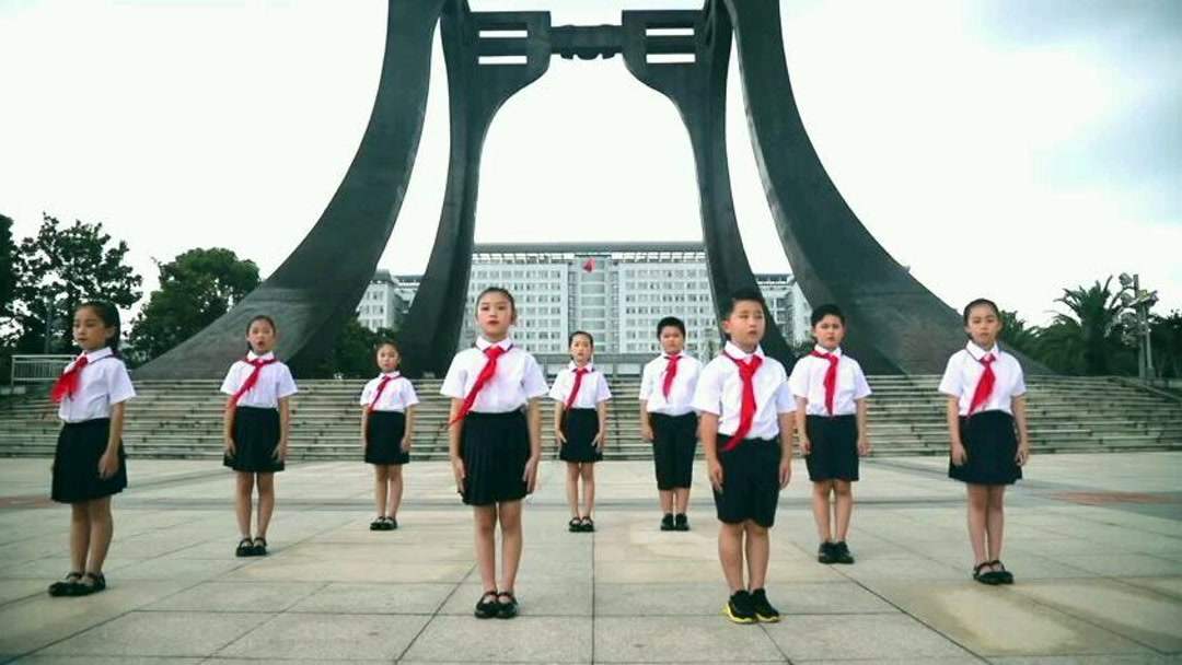 江西省上饶市第十小学开展了致敬抗疫英雄争当时代好少年,朗诵