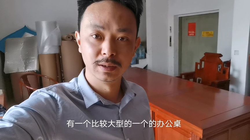 红木新中式豪华办公桌厂家发货,新型的造型简单大方,用料很大!