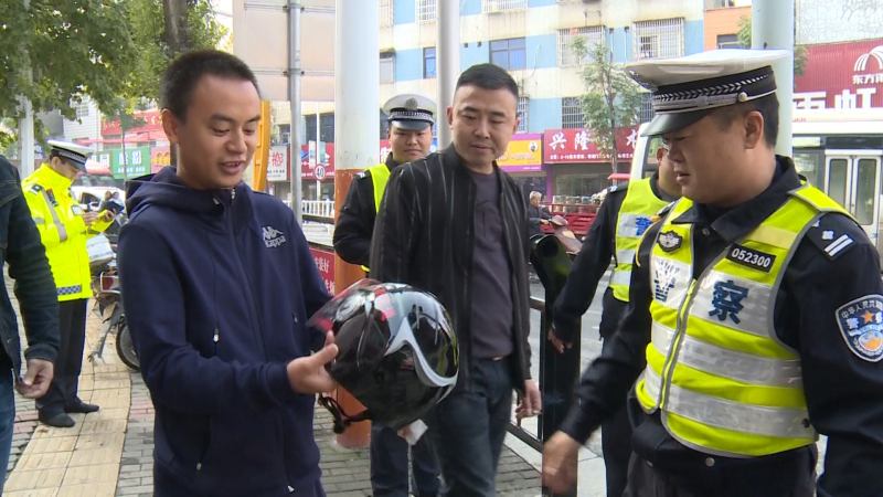 骑摩托不戴头盔被罚,车主获安全帽