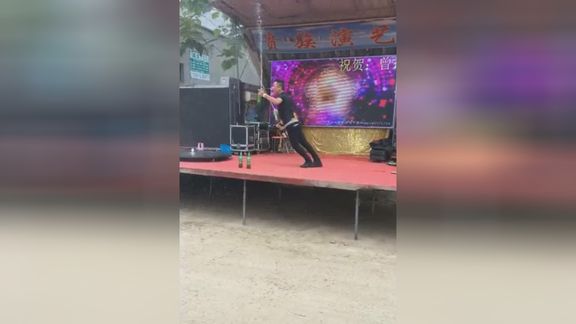 小伙表演不倒翁绝技,真牛这样还不倒!